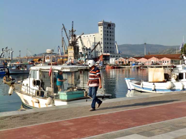 Για φρέσκο ψάρι στα καΐκια του Βόλου - thesekdromi.gr